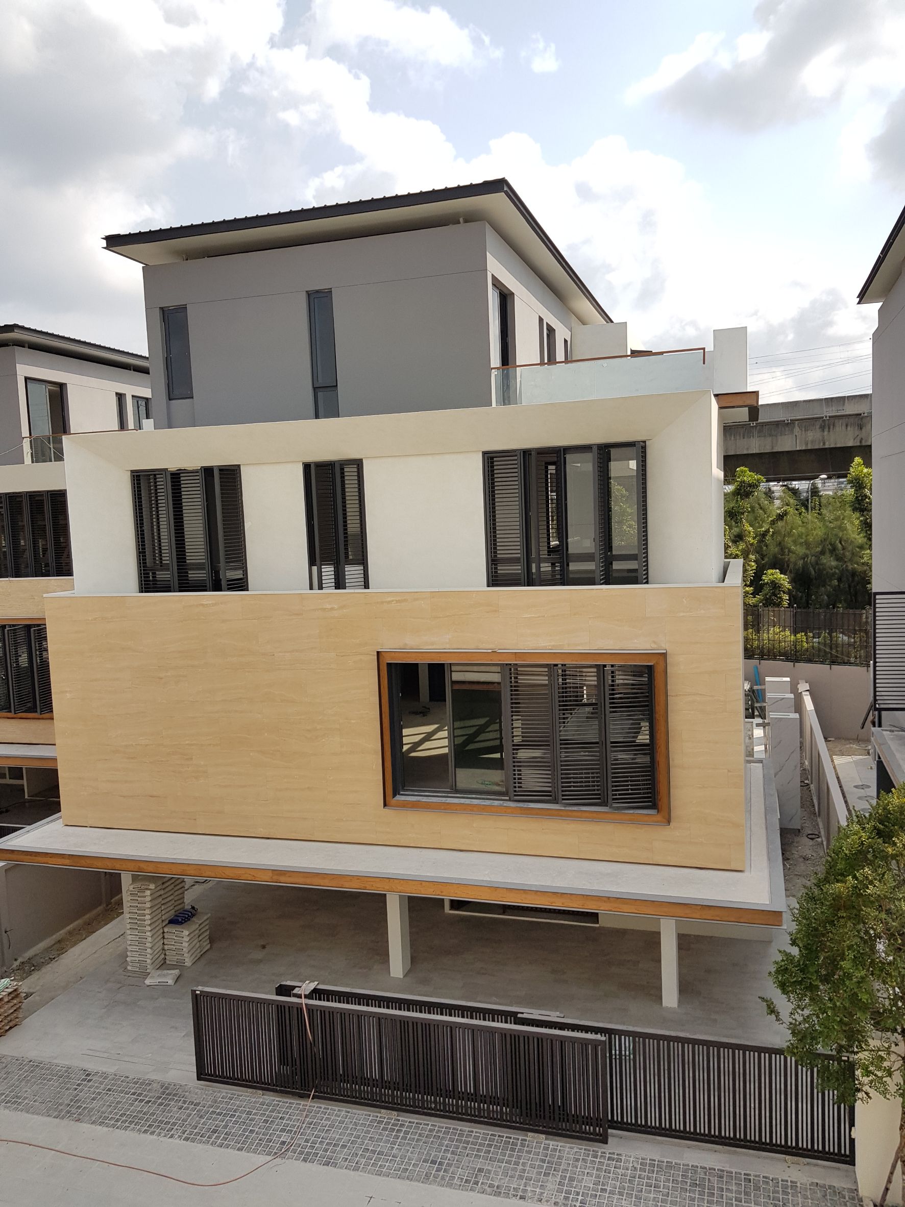 Quaritz Rama 9 – Glass Line Co., Ltd.